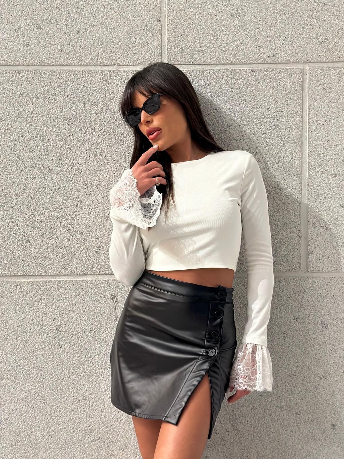 בובה פראית | חצאית עור כפתורים | טייצים ומכנסיים